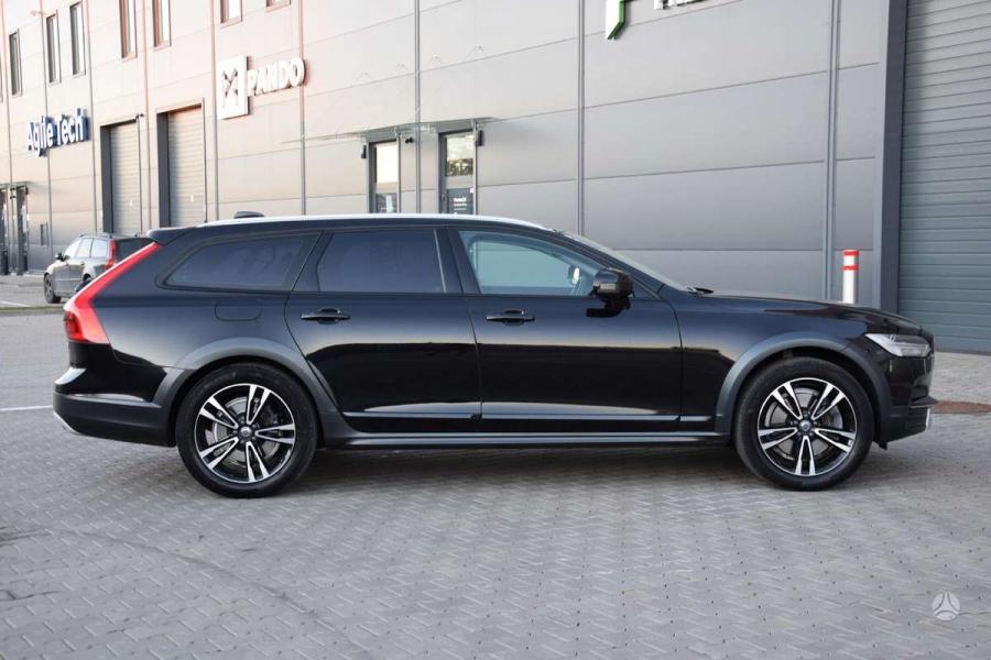 Black Volvo V90 2017 in Vilnius, with an engine capacity of 1.97 L and mileage of 275 thousand km for 17700 €, photo 11 on AUTOMOTO.COM.LV