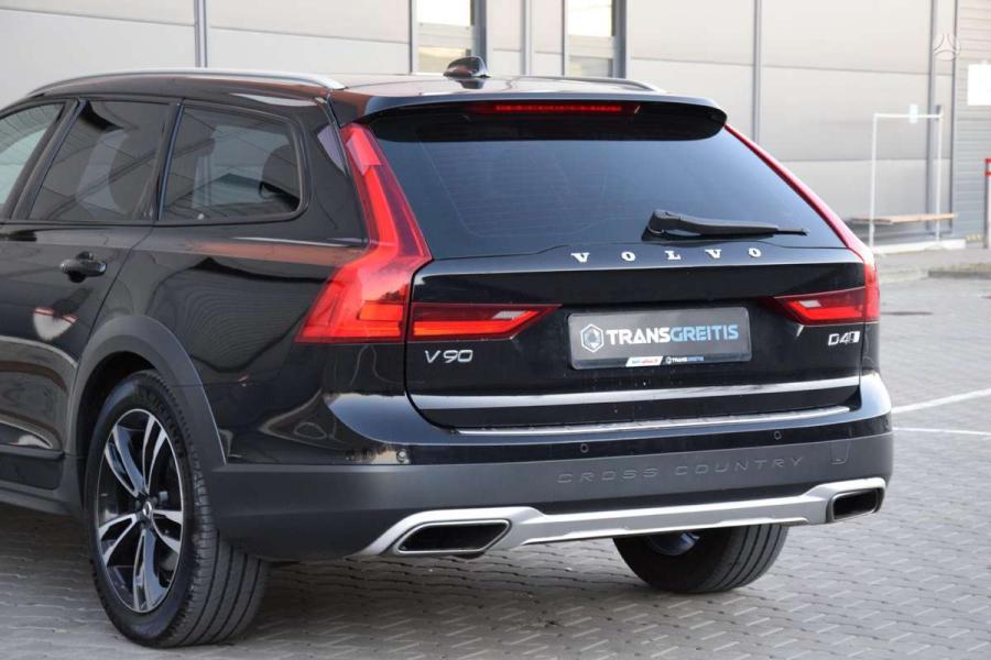 Black Volvo V90 2017 in Vilnius, with an engine capacity of 1.97 L and mileage of 275 thousand km for 17700 €, photo 13 on AUTOMOTO.COM.LV