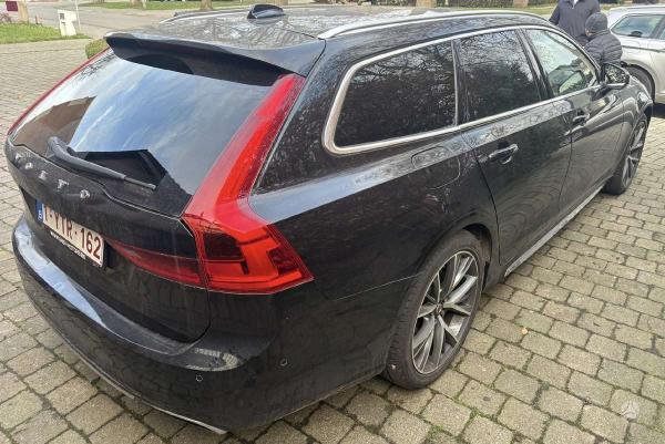Black Volvo V90 2017 in Utena, with an engine capacity of 2.00 L and mileage of 164 thousand km for 17850 €, photo 4 on AUTOMOTO.COM.LV