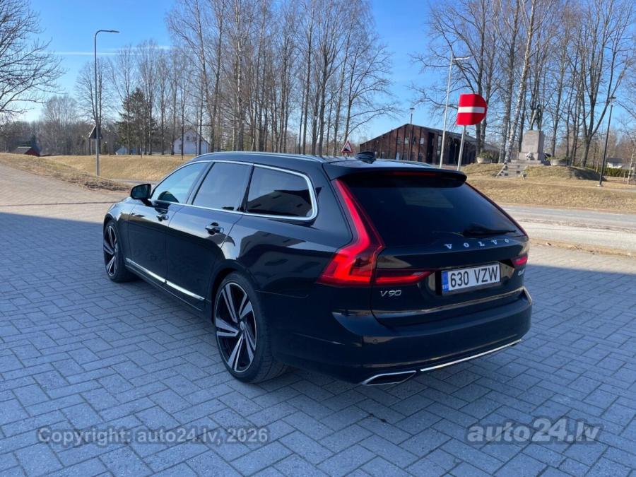 Black Volvo V90 2017 in Voru, with an engine capacity of 2.00 L and mileage of 220 thousand km for 19600 €, photo 7 on AUTOMOTO.COM.LV