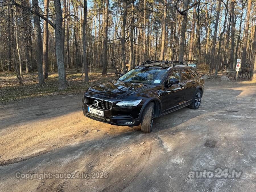 Black Volvo V90 2017 in Riga, with an engine capacity of 2.00 L and mileage of 284 thousand km for 19900 €, photo 3 on AUTOMOTO.COM.LV