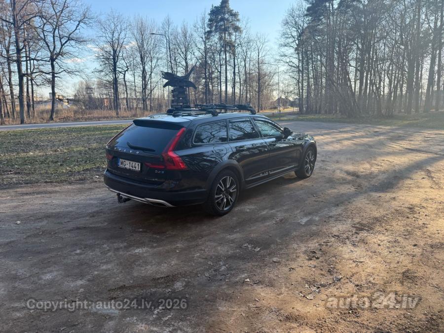 Black Volvo V90 2017 in Riga, with an engine capacity of 2.00 L and mileage of 284 thousand km for 19900 €, photo 12 on AUTOMOTO.COM.LV