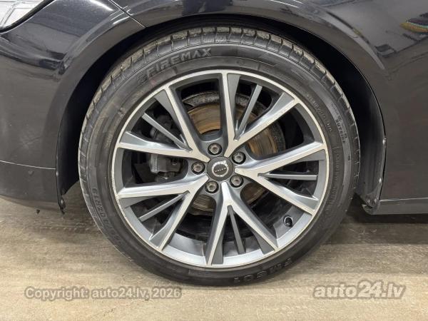 Black Volvo V90 2017 in Tallinn, with an engine capacity of 2.00 L and mileage of 260 thousand km for 13995 €, photo 5 on AUTOMOTO.COM.LV