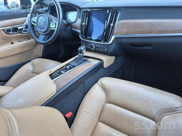 Black Volvo V90 2017 in Riga, with an engine capacity of 2.00 L and mileage of 307 thousand km for 14895 €, photo 9 on AUTOMOTO.COM.LV