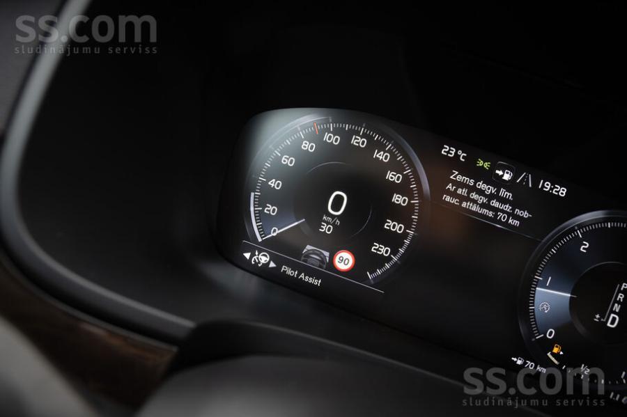 Melns Volvo V90 2017 Tukums, ar dzinēja tilpumu 2.00 L un nobraukumu 263 tūkst. km par 16790 €, foto 31 vietnē AUTOMOTO.COM.LV