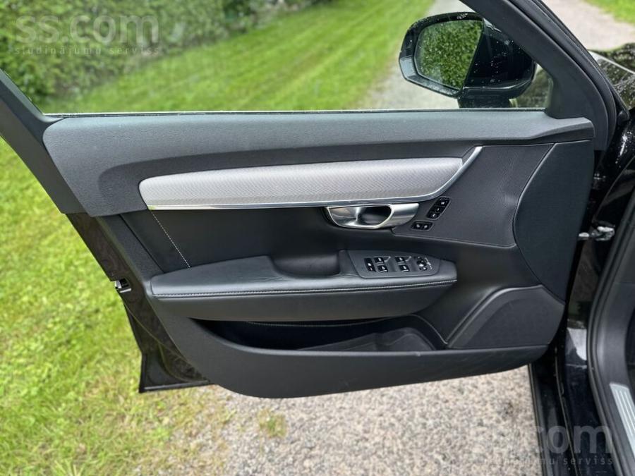 Black Volvo V90 2017 in Talsi, with an engine capacity of 2.00 L and mileage of 136 thousand km for 19470 €, photo 12 on AUTOMOTO.COM.LV