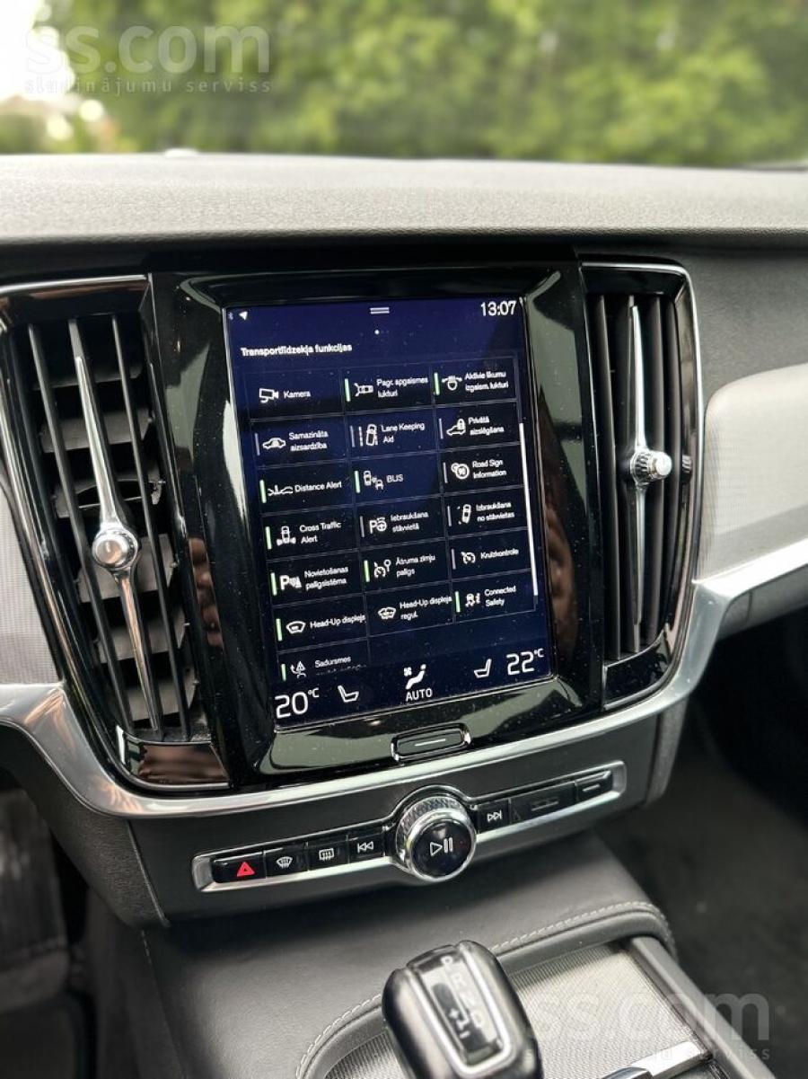 Black Volvo V90 2017 in Talsi, with an engine capacity of 2.00 L and mileage of 136 thousand km for 19470 €, photo 28 on AUTOMOTO.COM.LV