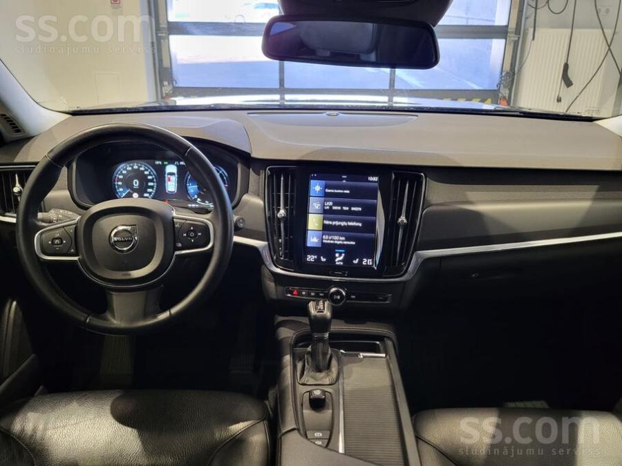 Black Volvo V90 2017 in Riga, with an engine capacity of 2.00 L and mileage of 204 thousand km for 15990 €, photo 8 on AUTOMOTO.COM.LV