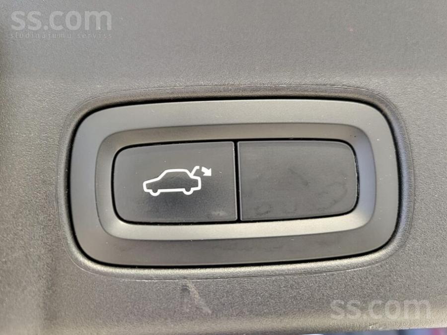Black Volvo V90 2017 in Riga, with an engine capacity of 2.00 L and mileage of 204 thousand km for 15990 €, photo 17 on AUTOMOTO.COM.LV