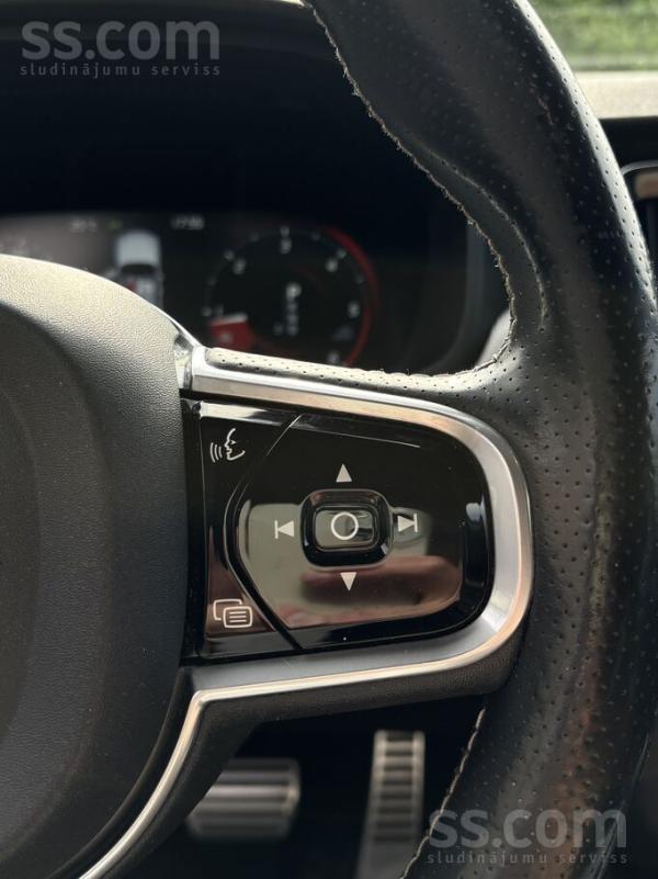 Black Volvo V90 2017 in Bauska, with an engine capacity of 2.00 L and mileage of 0 thousand km for 14500 €, photo 9 on AUTOMOTO.COM.LV