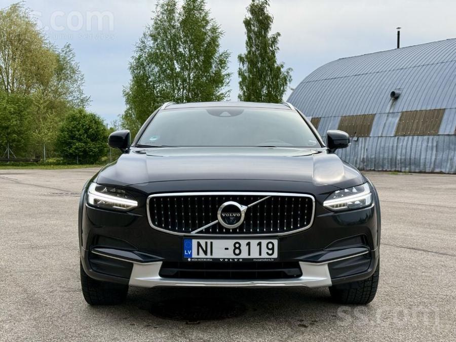 Black Volvo V90 2017 in Riga, with an engine capacity of 2.00 L and mileage of 239 thousand km for 15990 €, photo 3 on AUTOMOTO.COM.LV
