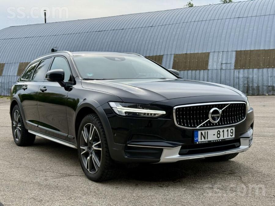 Black Volvo V90 2017 in Riga, with an engine capacity of 2.00 L and mileage of 239 thousand km for 15990 €, photo 4 on AUTOMOTO.COM.LV