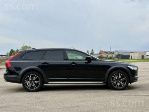 Black Volvo V90 2017 in Riga, with an engine capacity of 2.00 L and mileage of 239 thousand km for 15990 €, photo 5 on AUTOMOTO.COM.LV