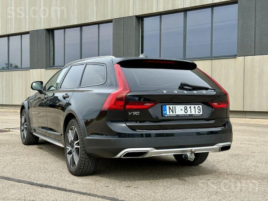 Black Volvo V90 2017 in Riga, with an engine capacity of 2.00 L and mileage of 239 thousand km for 15990 €, photo 8 on AUTOMOTO.COM.LV