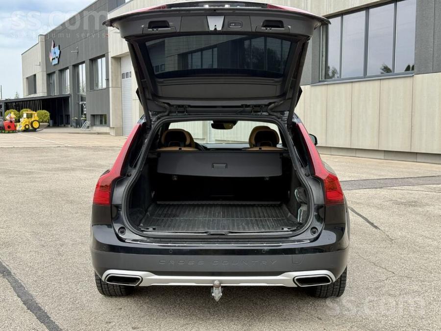 Black Volvo V90 2017 in Riga, with an engine capacity of 2.00 L and mileage of 239 thousand km for 15990 €, photo 11 on AUTOMOTO.COM.LV