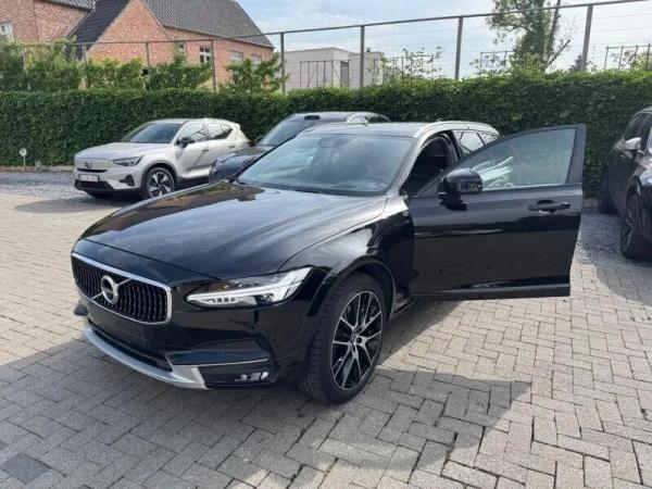 Black Volvo V90 2017 in Riga, with an engine capacity of 2.00 L and mileage of 170 thousand km for 21995 €, photo 3 on AUTOMOTO.COM.LV