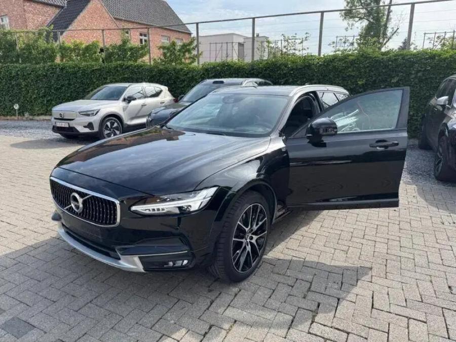 Black Volvo V90 2017 in Riga, with an engine capacity of 2.00 L and mileage of 170 thousand km for 21995 €, photo 4 on AUTOMOTO.COM.LV