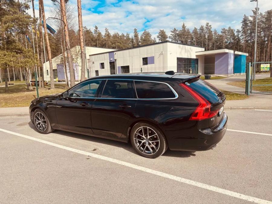 Black Volvo V90 2017 in Tallinn, with an engine capacity of 2.00 L and mileage of 324 thousand km for 14500 €, photo 5 on AUTOMOTO.COM.LV