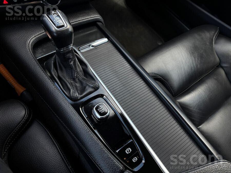 Black Volvo V90 2017 in Riga, with an engine capacity of 2.00 L and mileage of 295 thousand km for 11950 €, photo 13 on AUTOMOTO.COM.LV