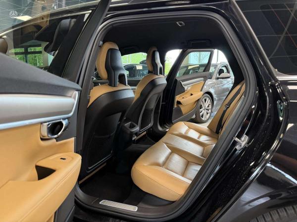 Black Volvo V90 2017 in Klaipeda, with an engine capacity of 1.97 L and mileage of 264 thousand km for 17900 €, photo 9 on AUTOMOTO.COM.LV