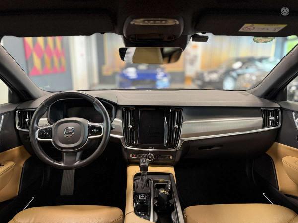 Black Volvo V90 2017 in Klaipeda, with an engine capacity of 1.97 L and mileage of 264 thousand km for 17900 €, photo 10 on AUTOMOTO.COM.LV