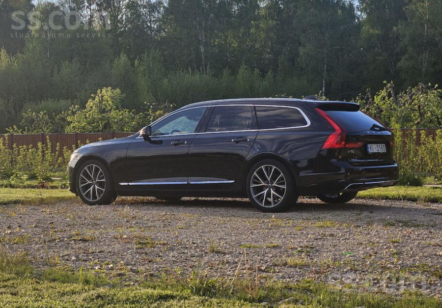 Black Volvo V90 2018 in Riga, with an engine capacity of 2.00 L and mileage of 202 thousand km for 16800 €, photo 1 on AUTOMOTO.COM.LV