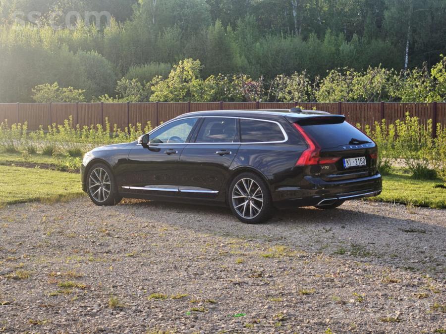 Black Volvo V90 2018 in Riga, with an engine capacity of 2.00 L and mileage of 202 thousand km for 16800 €, photo 4 on AUTOMOTO.COM.LV