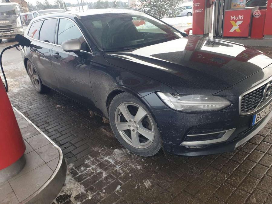 Black Volvo V90 2018 in Vilnius, with an engine capacity of 1.97 L and mileage of 201 thousand km for 17600 €, photo 3 on AUTOMOTO.COM.LV
