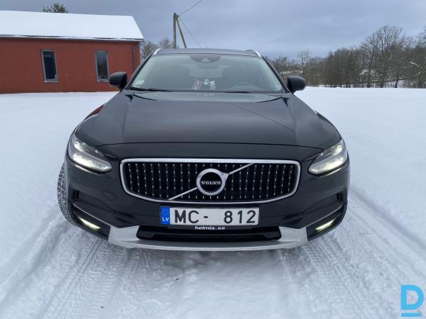 Black Volvo V90 2018 in Cesis, with an engine capacity of 2.00 L and mileage of 550 thousand km for 16800 €, photo 1 on AUTOMOTO.COM.LV