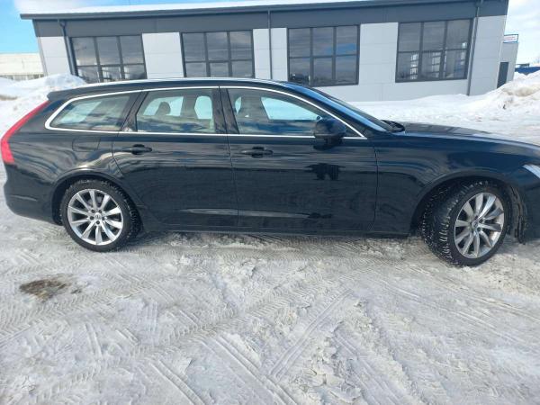 Black Volvo V90 2018 in Panevezys, with an engine capacity of 1.97 L and mileage of 333 thousand km for 11750 €, photo 4 on AUTOMOTO.COM.LV