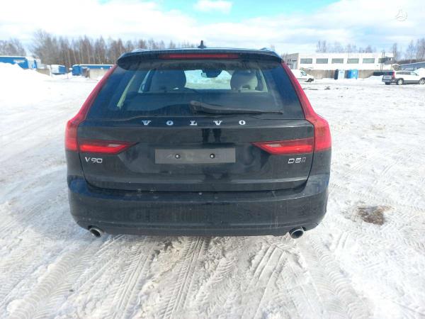 Black Volvo V90 2018 in Panevezys, with an engine capacity of 1.97 L and mileage of 333 thousand km for 11750 €, photo 7 on AUTOMOTO.COM.LV