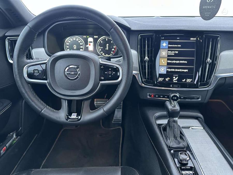 Black Volvo V90 2018 in Silute, with an engine capacity of 1.97 L and mileage of 258 thousand km for 13999 €, photo 10 on AUTOMOTO.COM.LV