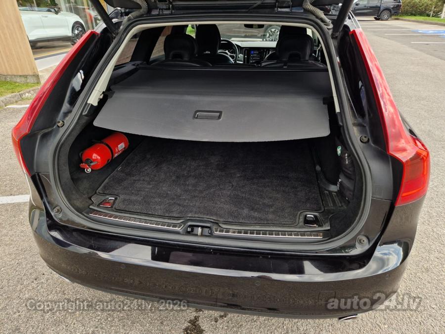 Black Volvo V90 2018 in Tallinn, with an engine capacity of 2.00 L and mileage of 288 thousand km for 15900 €, photo 14 on AUTOMOTO.COM.LV