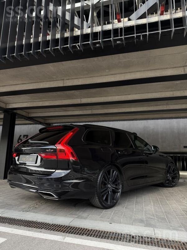 Black Volvo V90 2018 in Riga, with an engine capacity of 2.00 L and mileage of 199 thousand km for 22000 €, photo 4 on AUTOMOTO.COM.LV