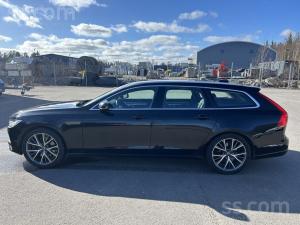 Black Volvo V90 2018 in Riga, with an engine capacity of 2.00 L and mileage of 370 thousand km for 11900 €, photo 4 on AUTOMOTO.COM.LV
