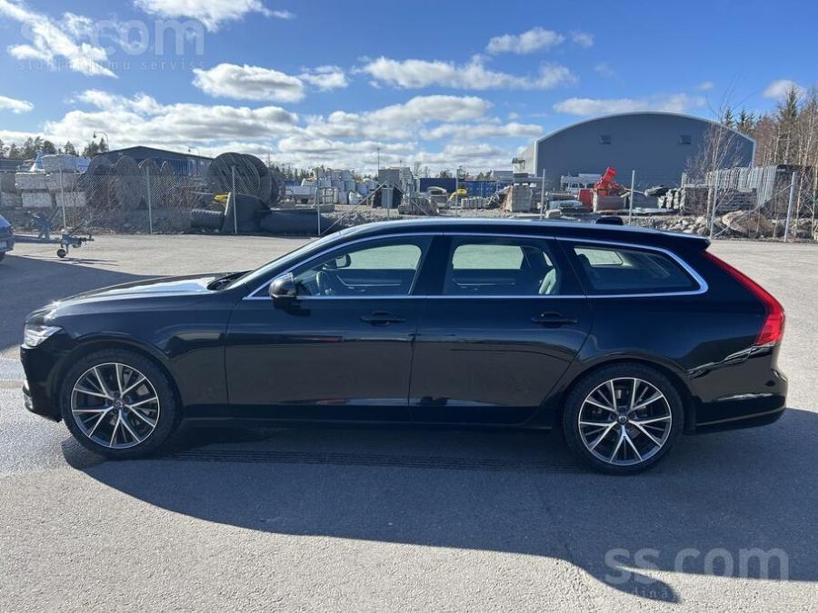 Black Volvo V90 2018 in Riga, with an engine capacity of 2.00 L and mileage of 370 thousand km for 11900 €, photo 4 on AUTOMOTO.COM.LV