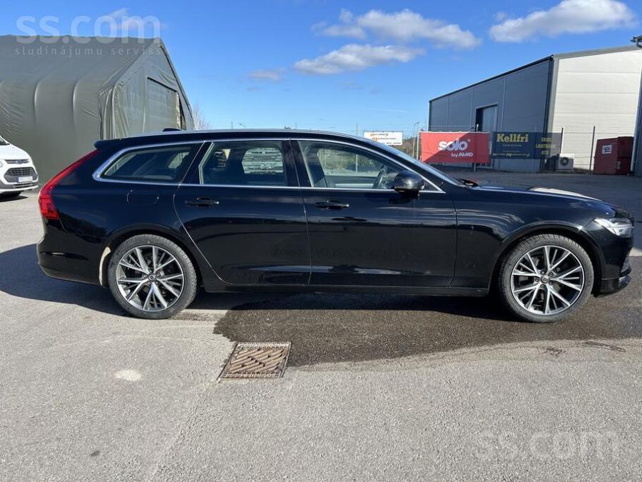 Black Volvo V90 2018 in Riga, with an engine capacity of 2.00 L and mileage of 370 thousand km for 11900 €, photo 5 on AUTOMOTO.COM.LV