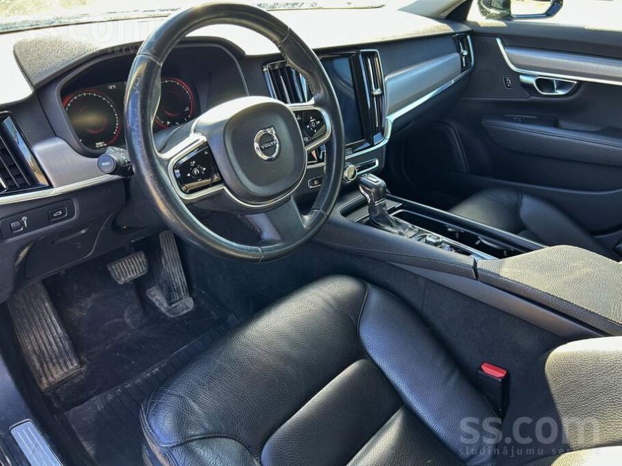 Black Volvo V90 2018 in Riga, with an engine capacity of 2.00 L and mileage of 370 thousand km for 11900 €, photo 7 on AUTOMOTO.COM.LV