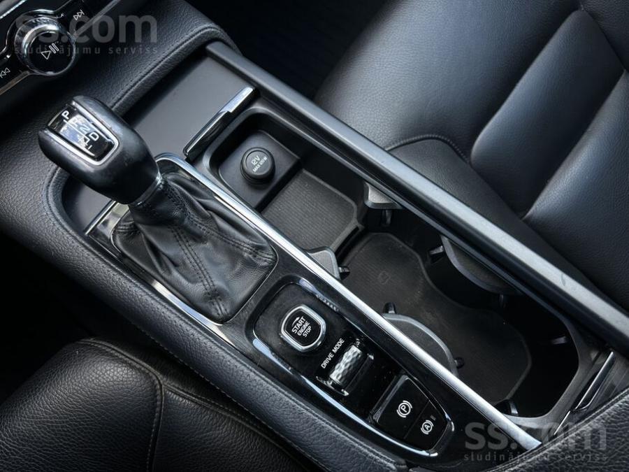 Black Volvo V90 2018 in Riga, with an engine capacity of 2.00 L and mileage of 370 thousand km for 11900 €, photo 11 on AUTOMOTO.COM.LV