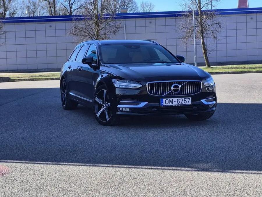 Black Volvo V90 2018 in Riga, with an engine capacity of 2.00 L and mileage of 306 thousand km for 16500 €, photo 3 on AUTOMOTO.COM.LV