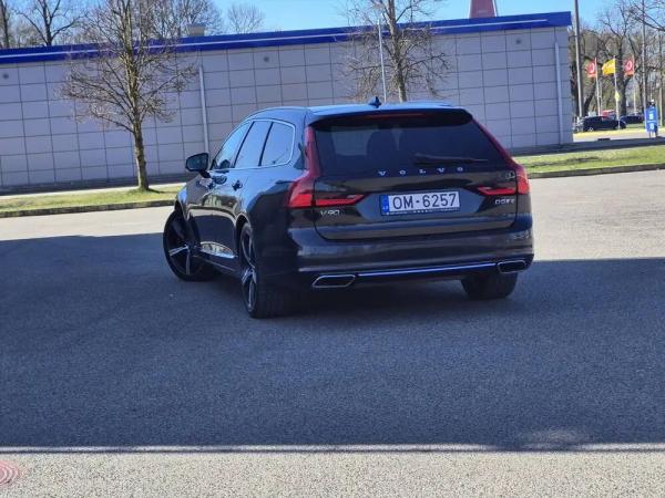Black Volvo V90 2018 in Riga, with an engine capacity of 2.00 L and mileage of 306 thousand km for 16500 €, photo 4 on AUTOMOTO.COM.LV