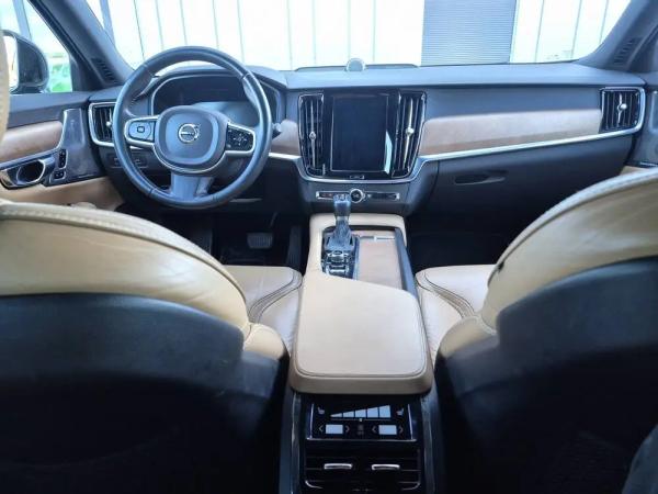 Black Volvo V90 2018 in Riga, with an engine capacity of 2.00 L and mileage of 306 thousand km for 16500 €, photo 7 on AUTOMOTO.COM.LV