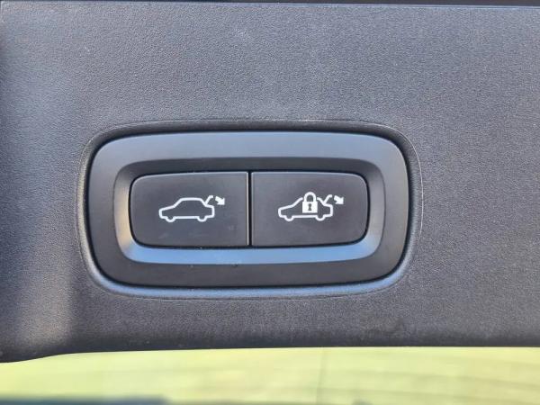 Black Volvo V90 2018 in Riga, with an engine capacity of 2.00 L and mileage of 306 thousand km for 16500 €, photo 8 on AUTOMOTO.COM.LV