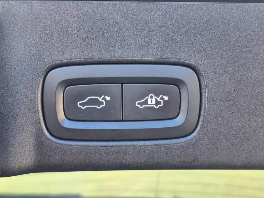 Black Volvo V90 2018 in Riga, with an engine capacity of 2.00 L and mileage of 306 thousand km for 16500 €, photo 9 on AUTOMOTO.COM.LV