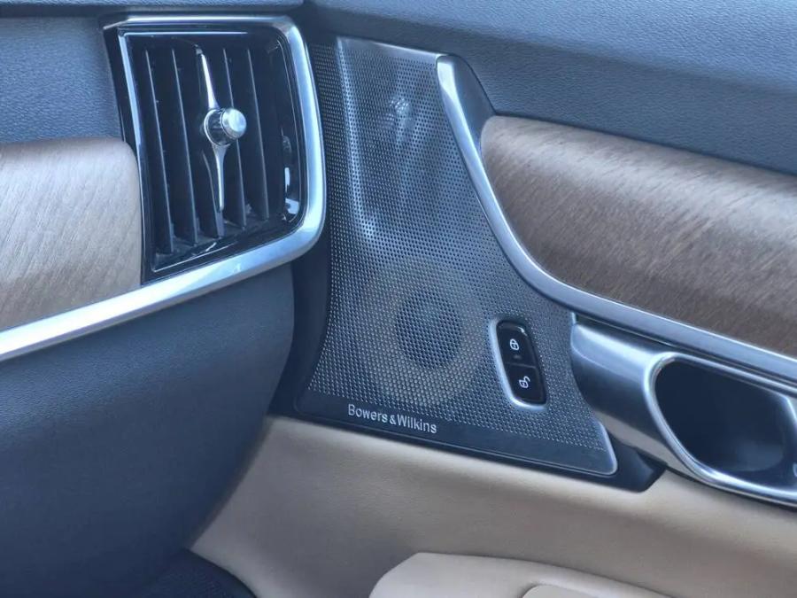 Black Volvo V90 2018 in Riga, with an engine capacity of 2.00 L and mileage of 306 thousand km for 16500 €, photo 12 on AUTOMOTO.COM.LV