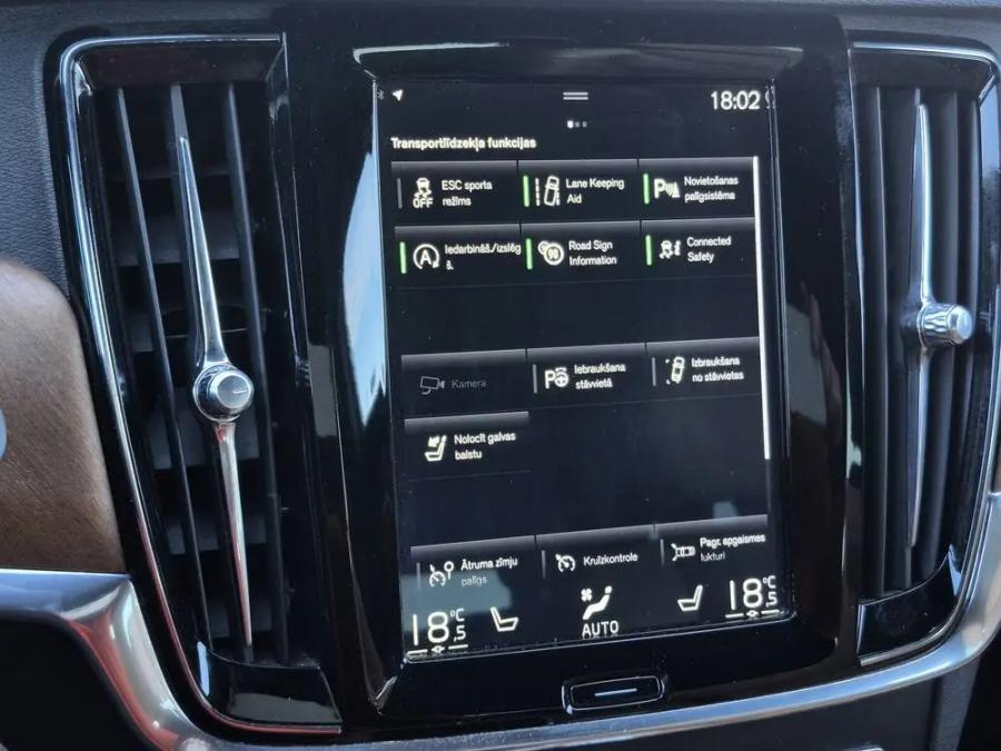 Black Volvo V90 2018 in Riga, with an engine capacity of 2.00 L and mileage of 306 thousand km for 16500 €, photo 14 on AUTOMOTO.COM.LV