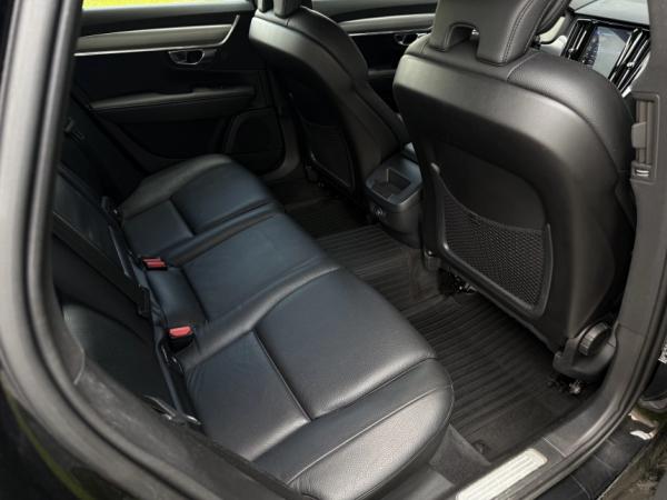 Black Volvo V90 2018 in Riga, with an engine capacity of 2.00 L and mileage of 242 thousand km for 12900 €, photo 10 on AUTOMOTO.COM.LV