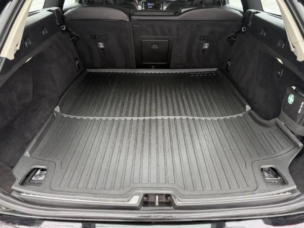 Black Volvo V90 2018 in Riga, with an engine capacity of 2.00 L and mileage of 164 thousand km for 6500 €, photo 7 on AUTOMOTO.COM.LV