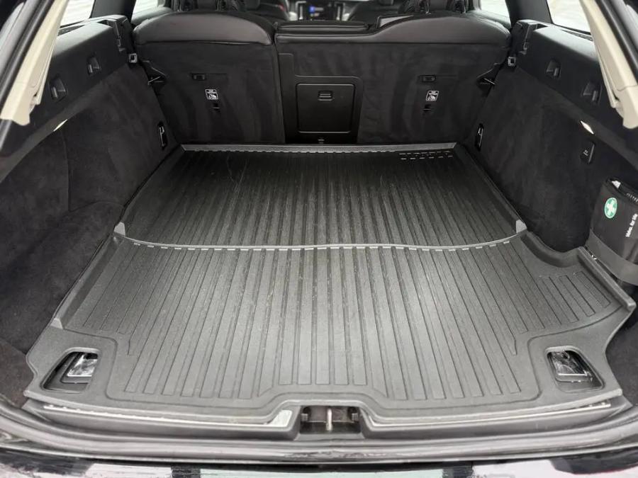 Black Volvo V90 2018 in Riga, with an engine capacity of 2.00 L and mileage of 164 thousand km for 6500 €, photo 8 on AUTOMOTO.COM.LV