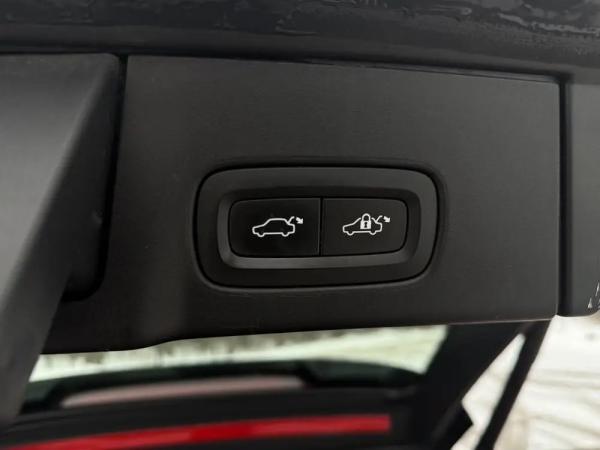 Black Volvo V90 2018 in Riga, with an engine capacity of 2.00 L and mileage of 164 thousand km for 6500 €, photo 8 on AUTOMOTO.COM.LV